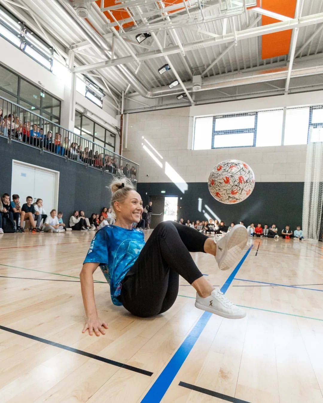 Minna Marlo kesyttää pallon – freestyle-futis sopii kaikille - stadissa ...
